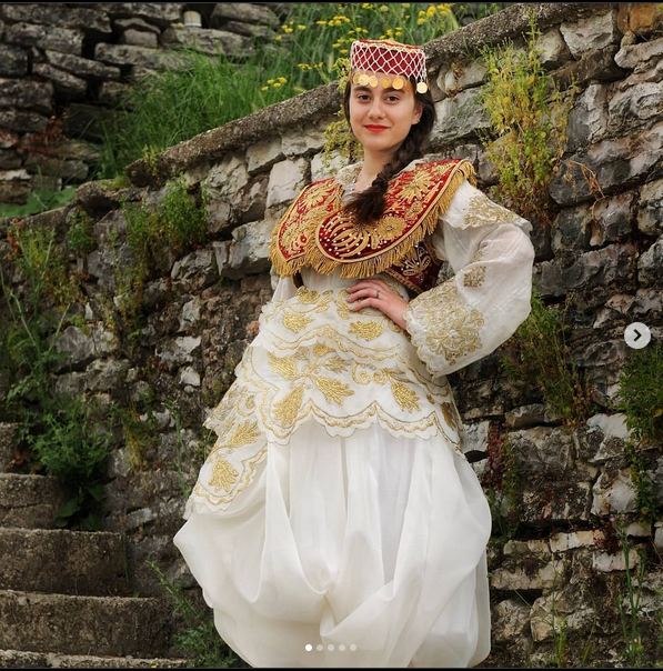 KOSTUMET POPULLORE TË GRAVE ELBASANASE DHE KËNGËT E TYRE NË DASMA ...